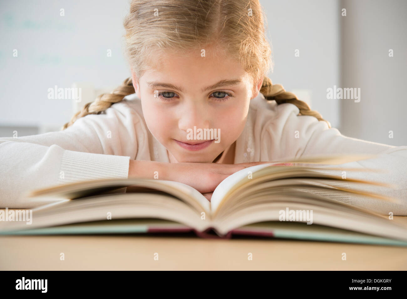 Portrait child girl reading book hi-res stock photography and images ...