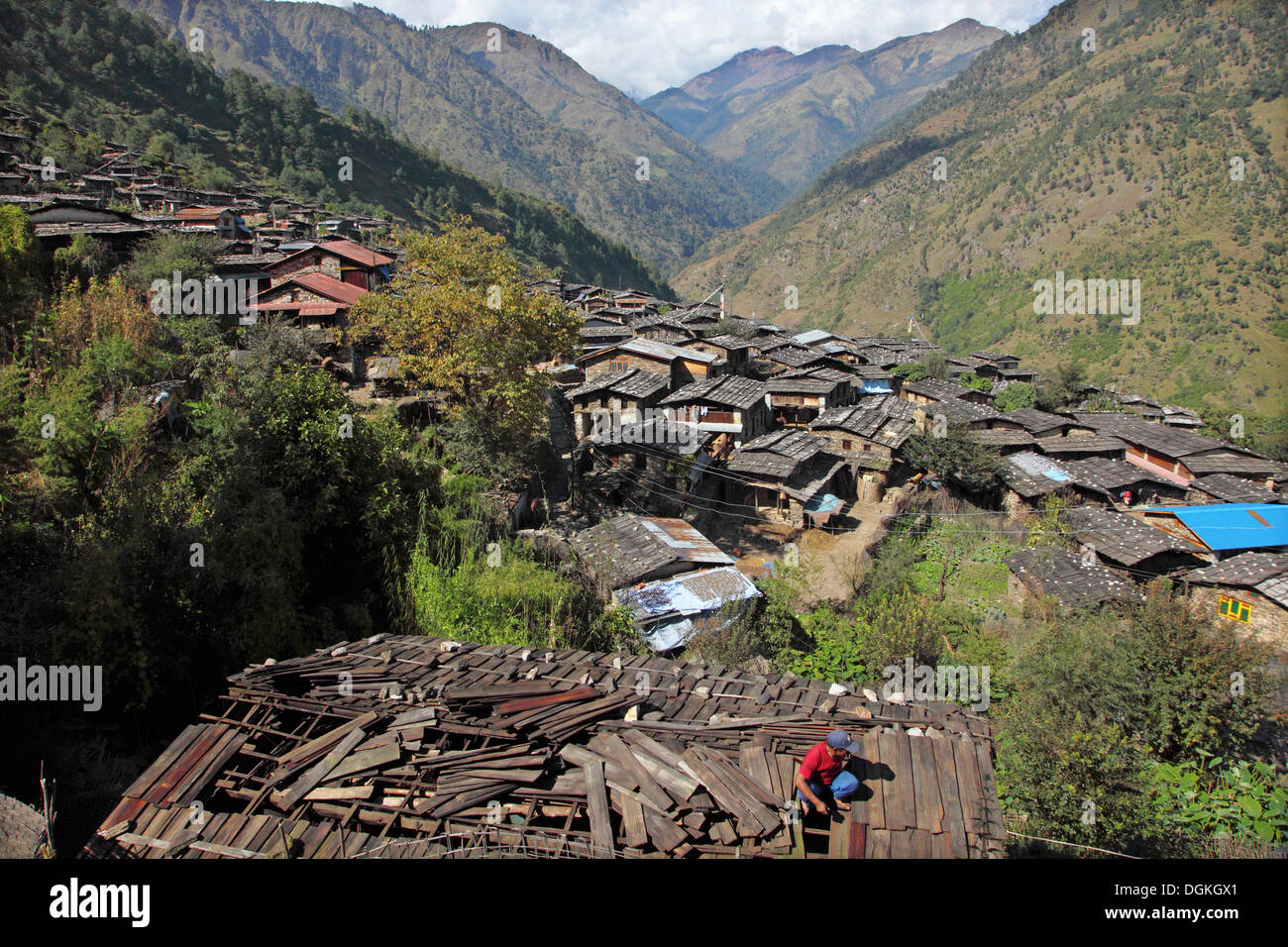 A man fixing a new roof on a house Stock Photo - Alamy