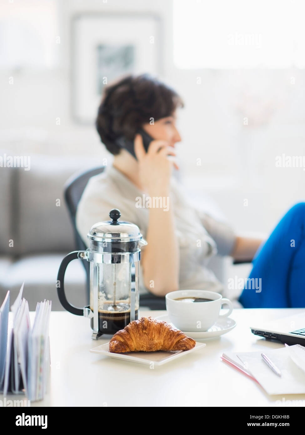 Talking coffee woman work desk hi-res stock photography and images - Alamy