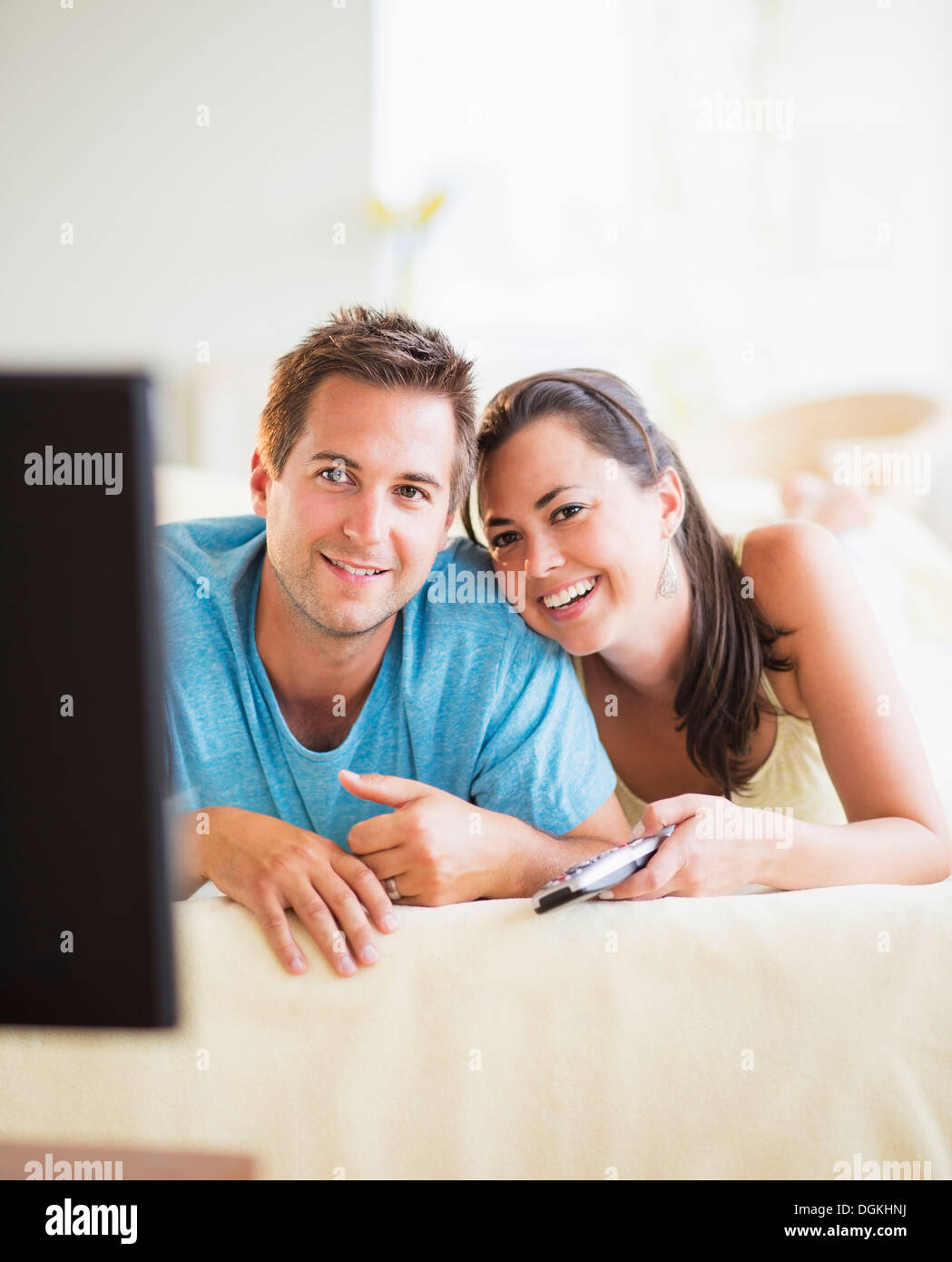 Couple cuddling watching tv hi-res stock photography and images - Alamy