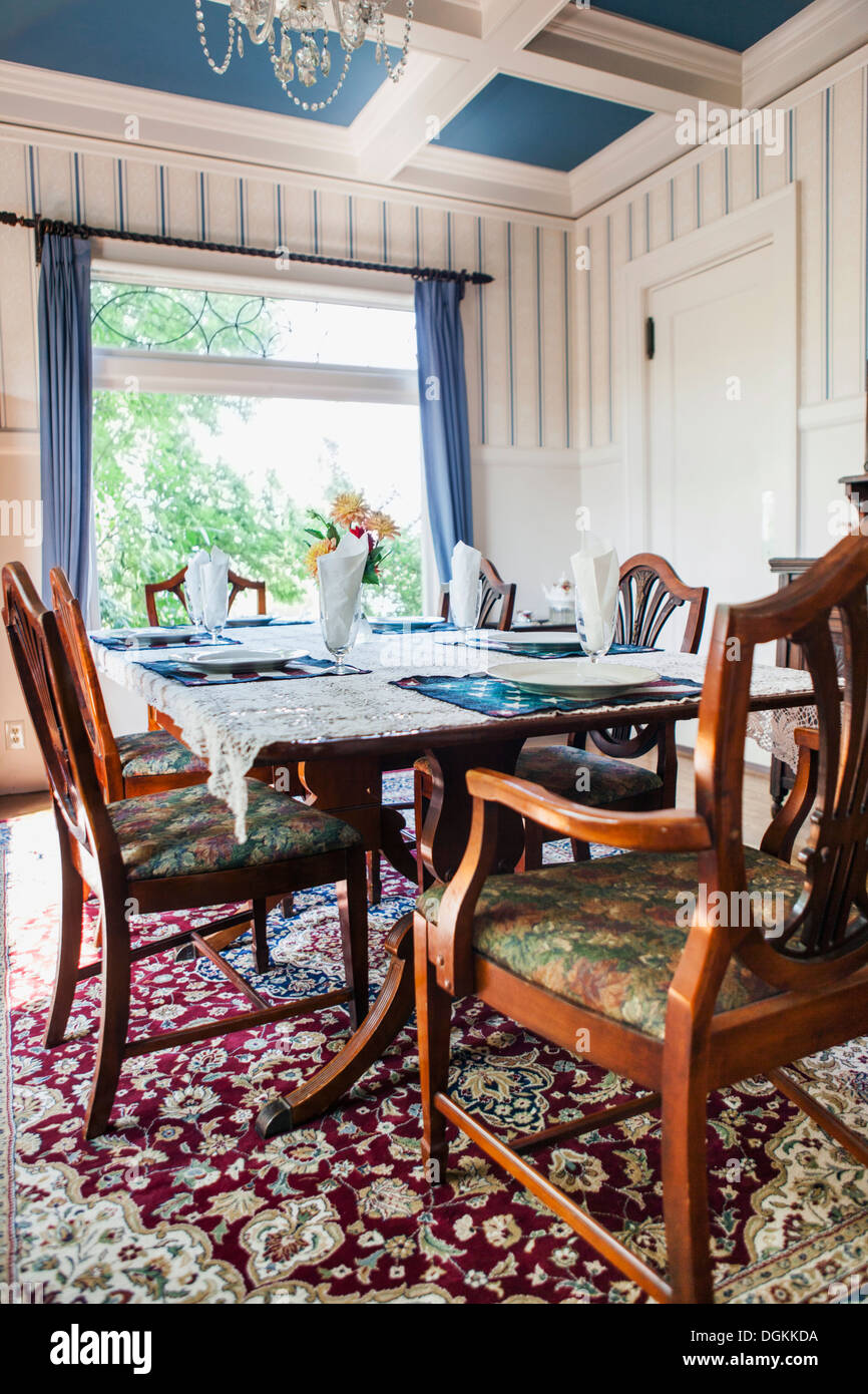Empty dining room Stock Photo - Alamy