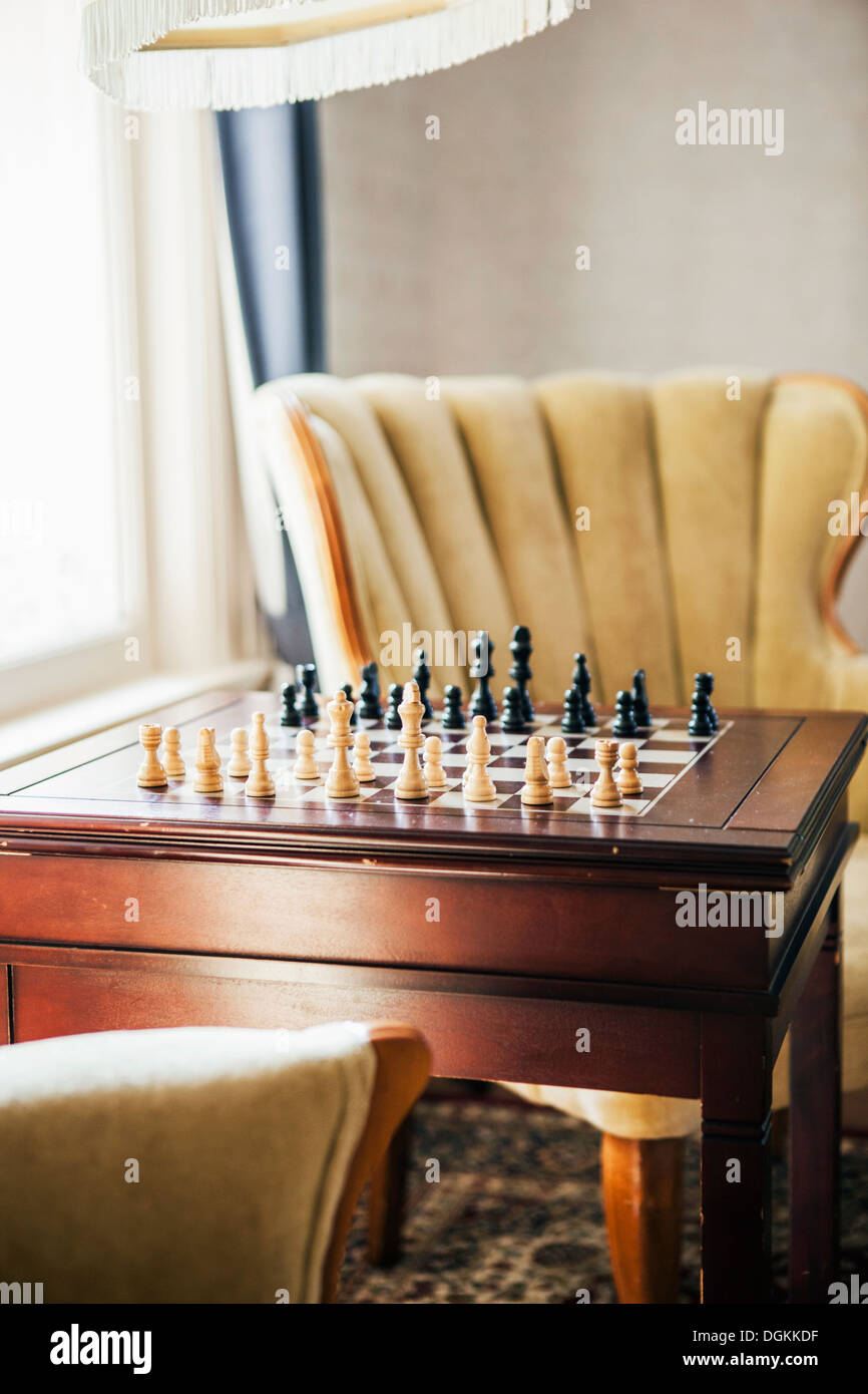 Empty chess board hi-res stock photography and images - Alamy