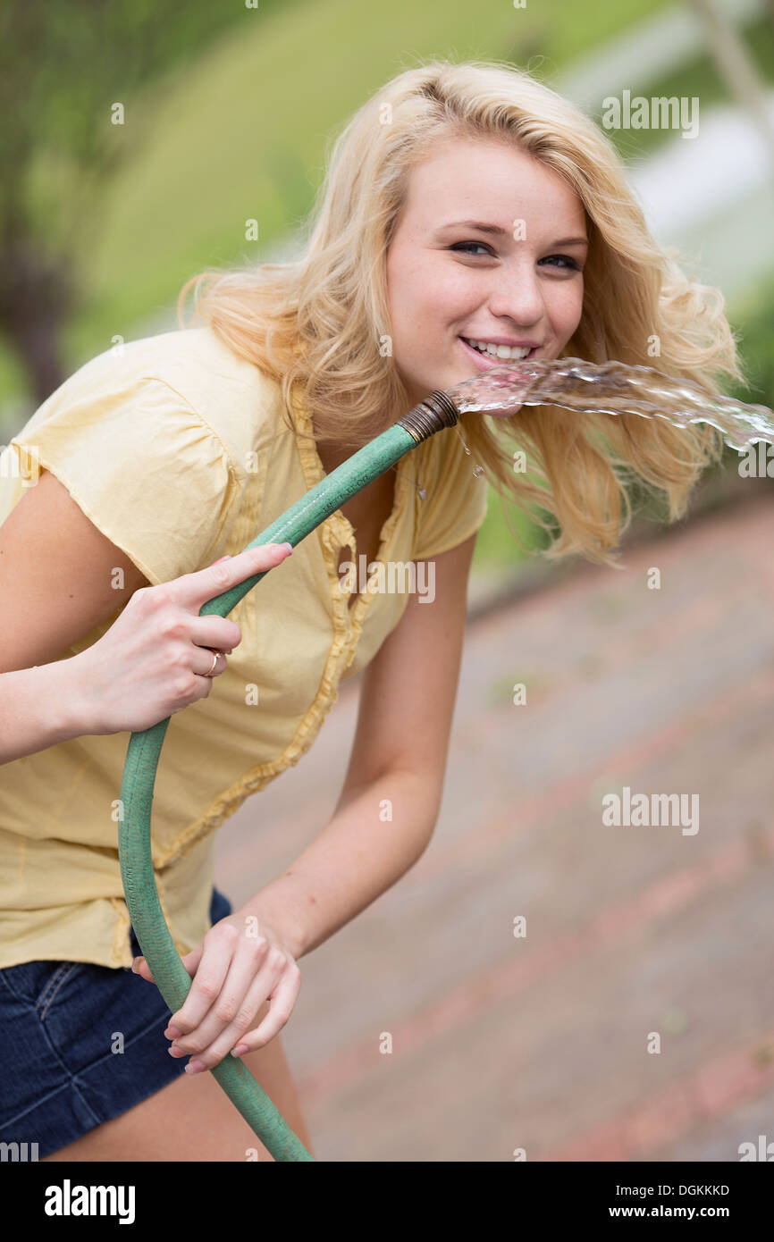 Woman hose garden hi-res stock photography and images - Alamy