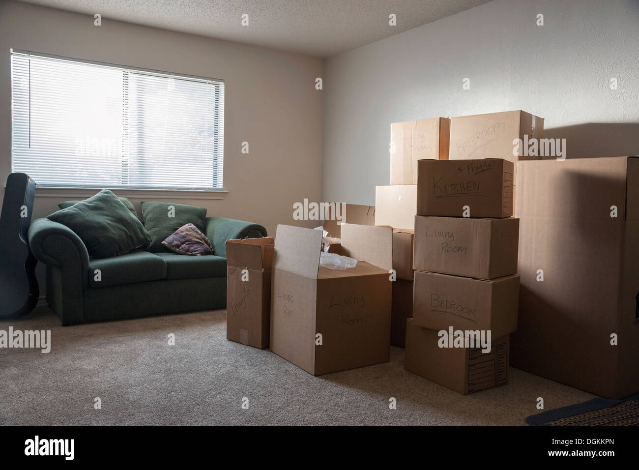 Room filled cardboard boxes hi-res stock photography and images - Alamy