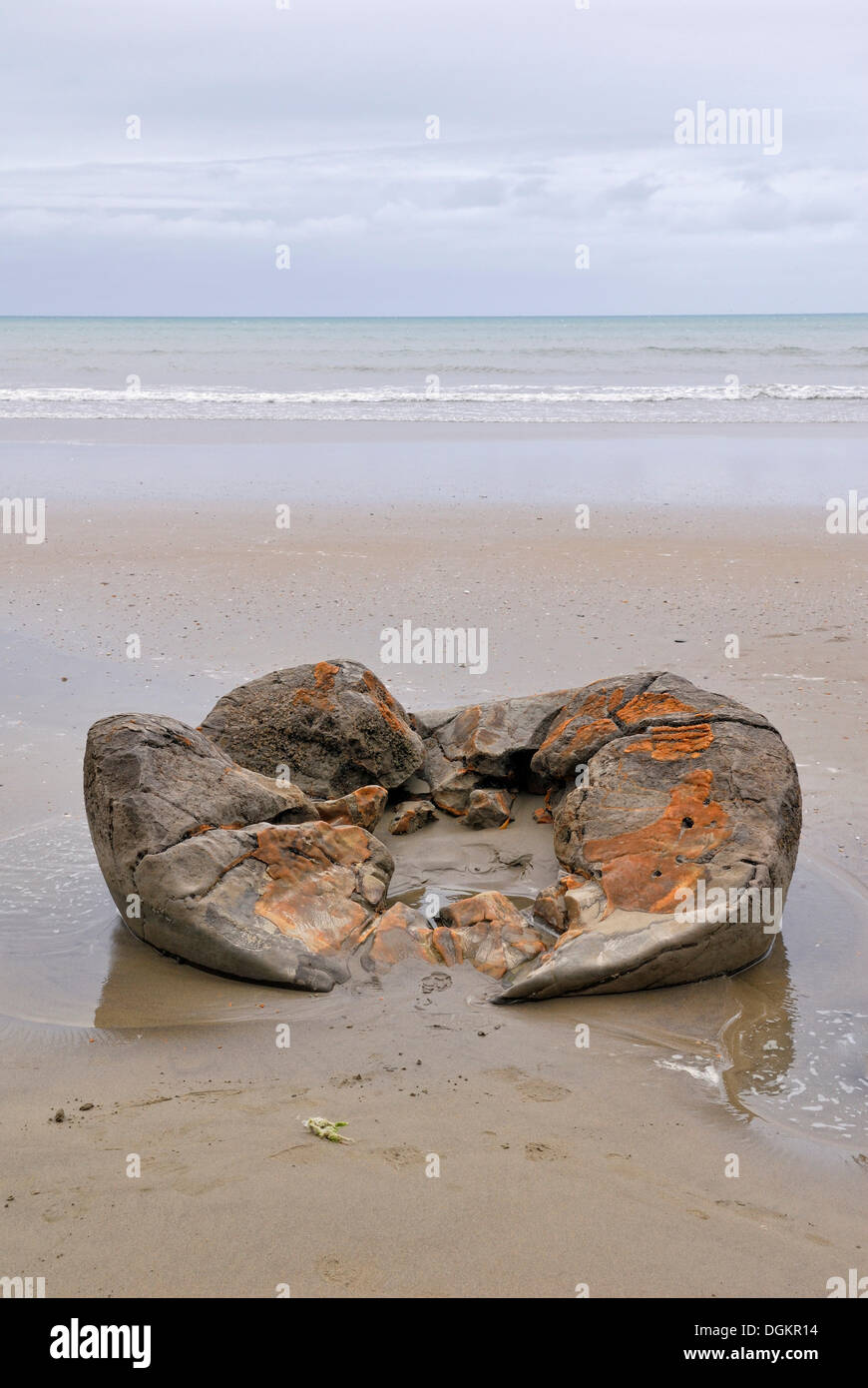 Broken boulder, geological formation of the Moeraki Boulders, Moeraki ...