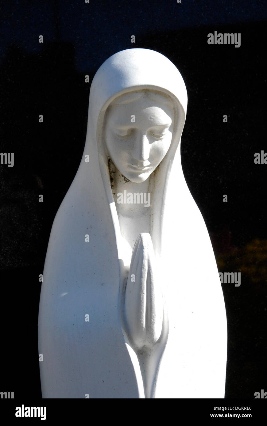 Praying statue in front mary hi-res stock photography and images - Alamy