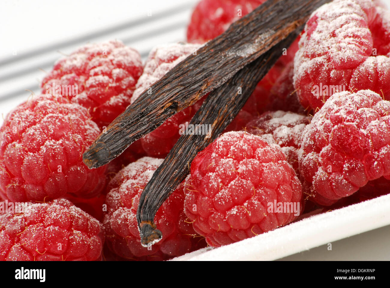 Raspberries with icing sugar and vanilla pods Stock Photo - Alamy
