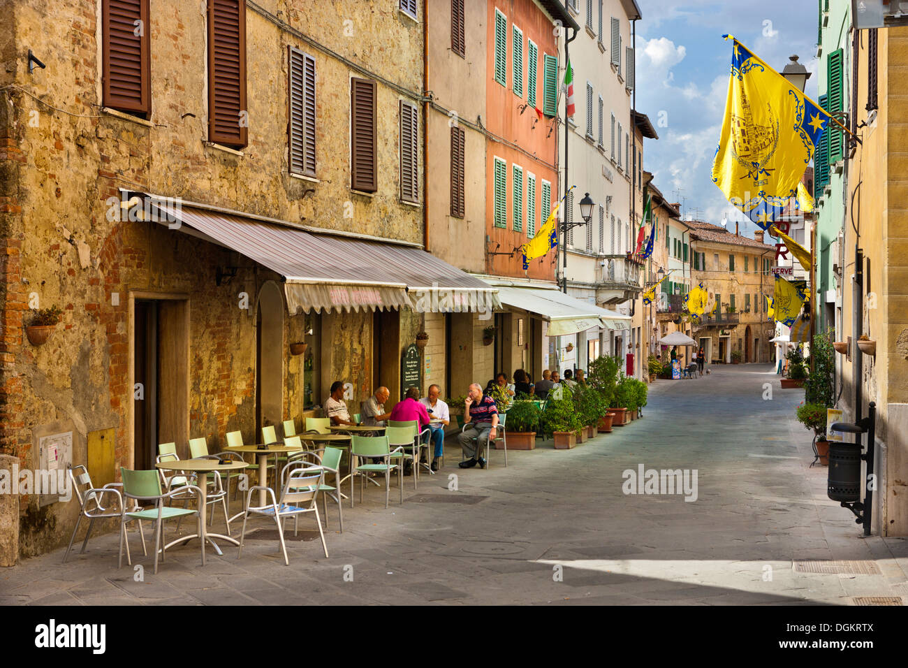 People sitting outside street hi-res stock photography and images - Alamy