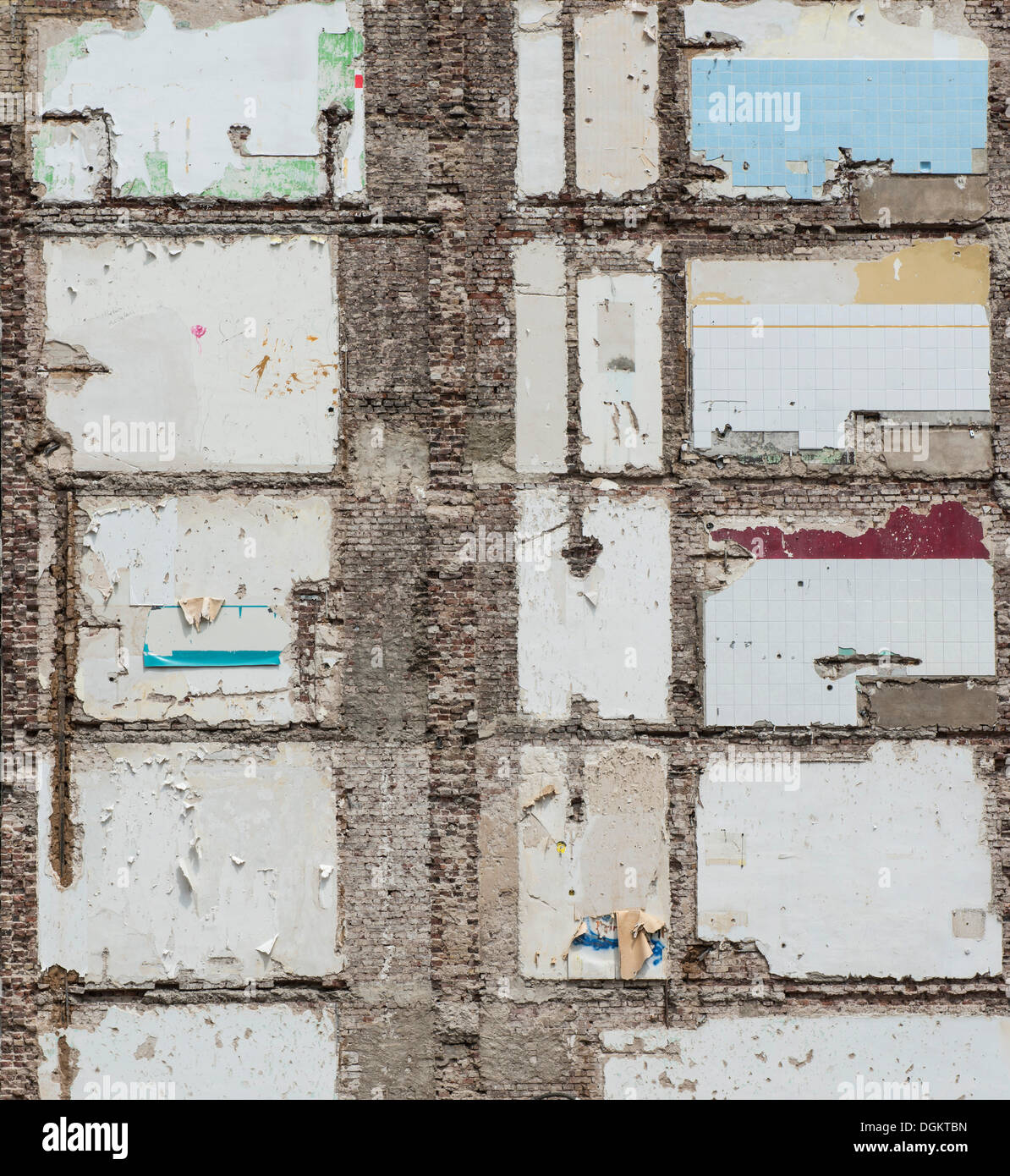 Wall, following a demolition rooms and ceilings can be seen, wall parts ...