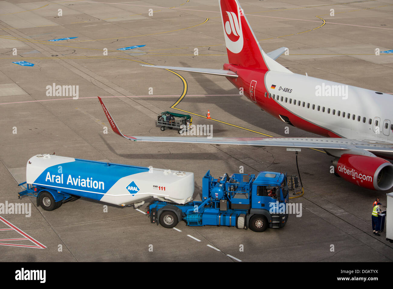Fuel tanker airport refueling aircraft hi-res stock photography and ...