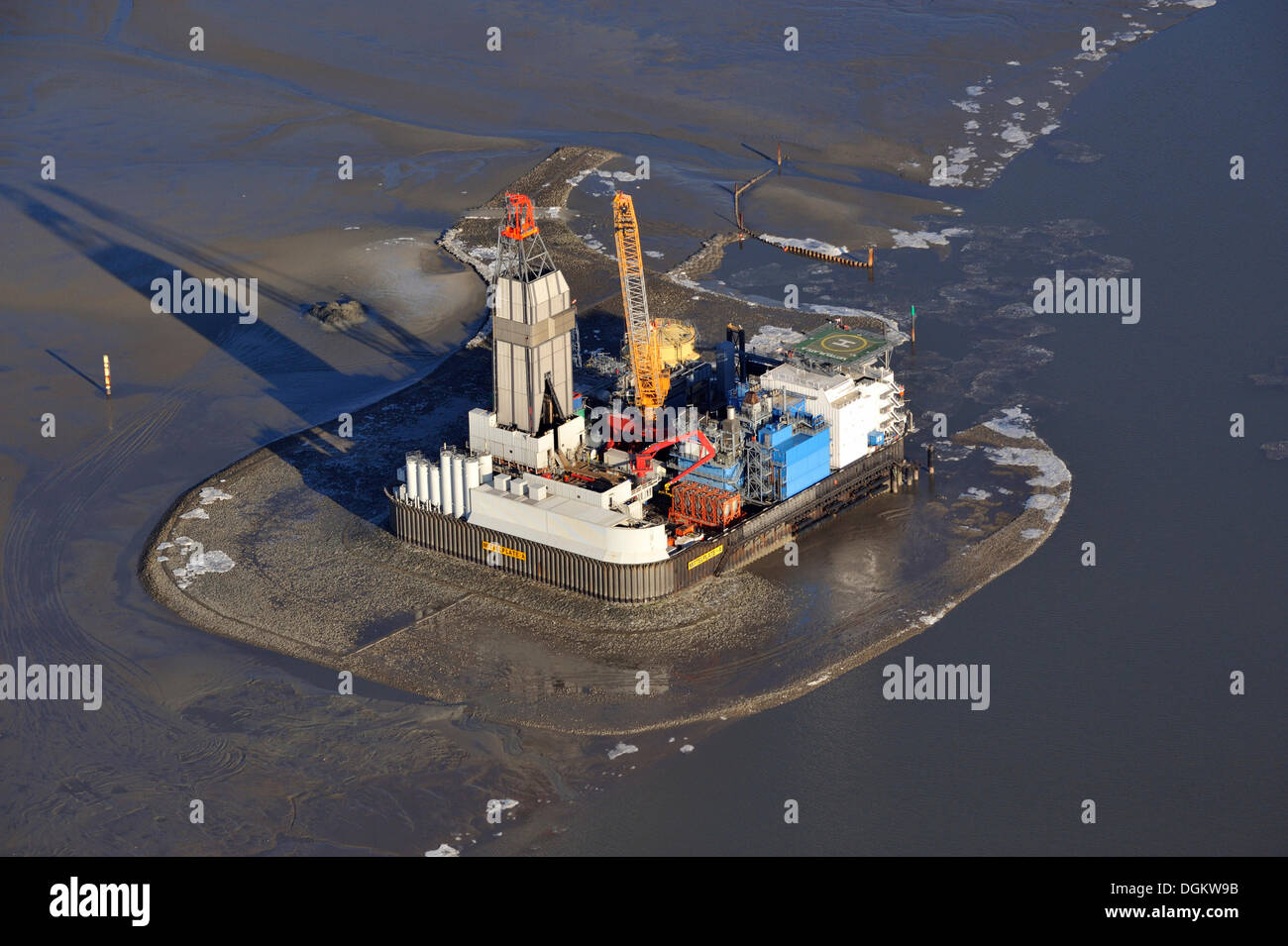 Aerial view of oil rig drilling platform hi-res stock photography and ...