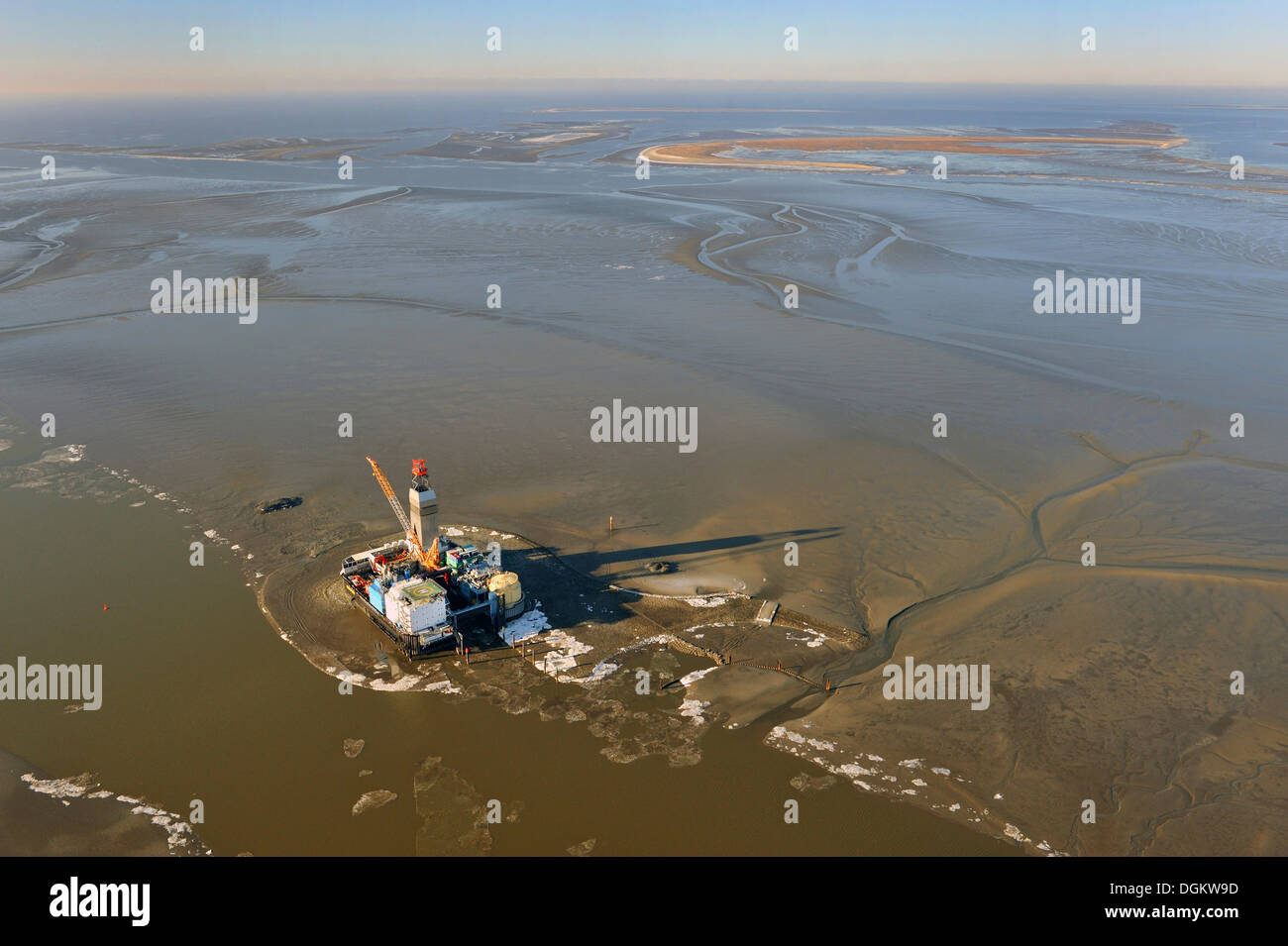 Aerial view of oil rig drilling platform hi-res stock photography and ...
