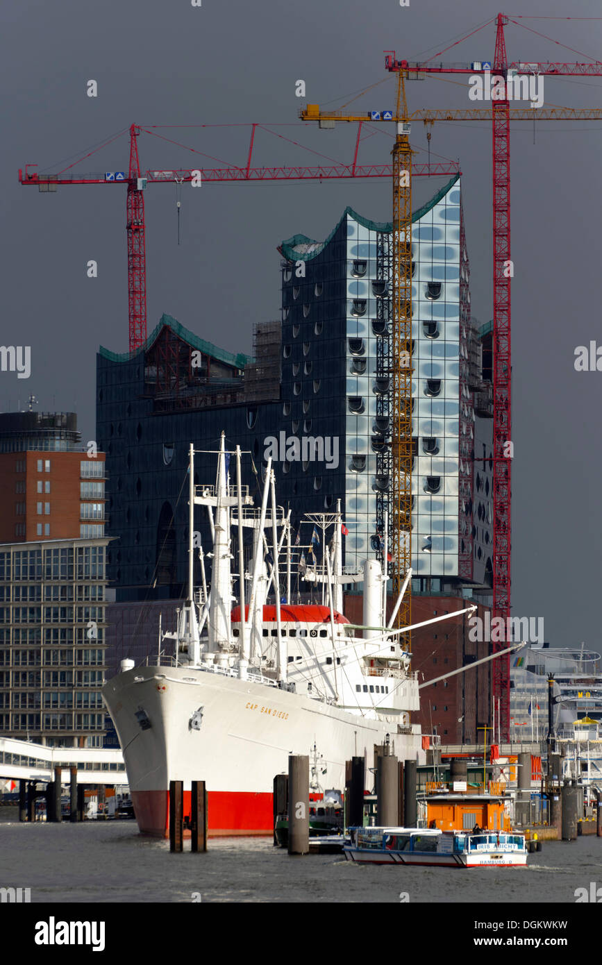 Elbe philharmonic hall and museum ship hi-res stock photography and ...
