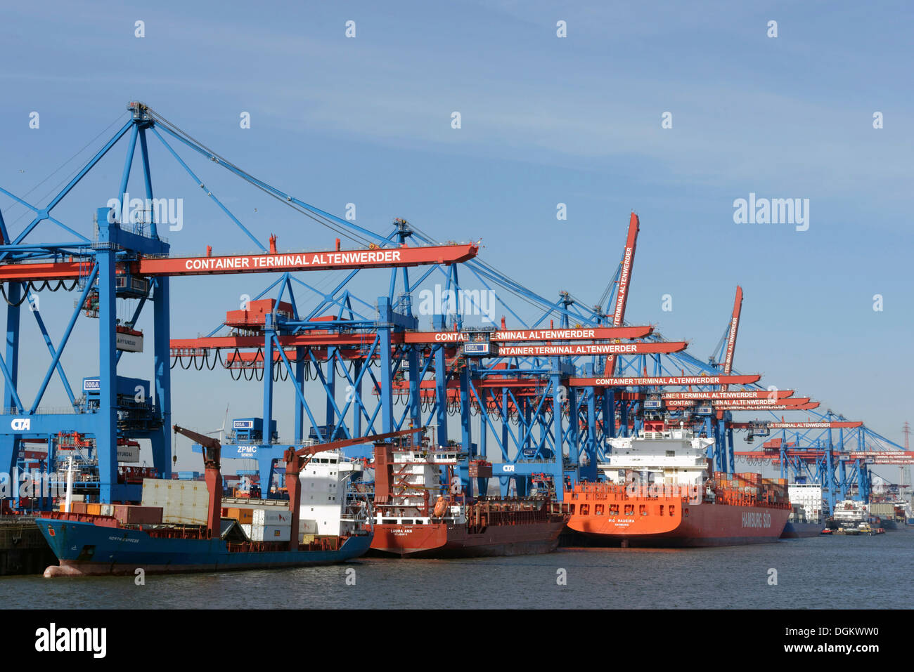 Container ships and feeder vessels at HHLA Container Terminal ...