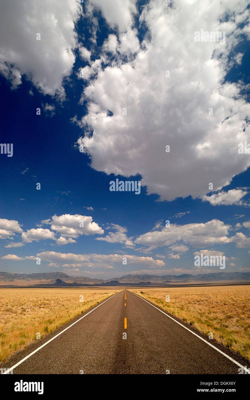 Straight road perspective hi-res stock photography and images - Alamy