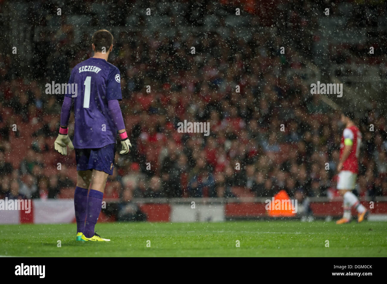 London, UK. 22nd Oct, 2013. Arsenal's goalkeeper Wojciech Szczesny (L ...