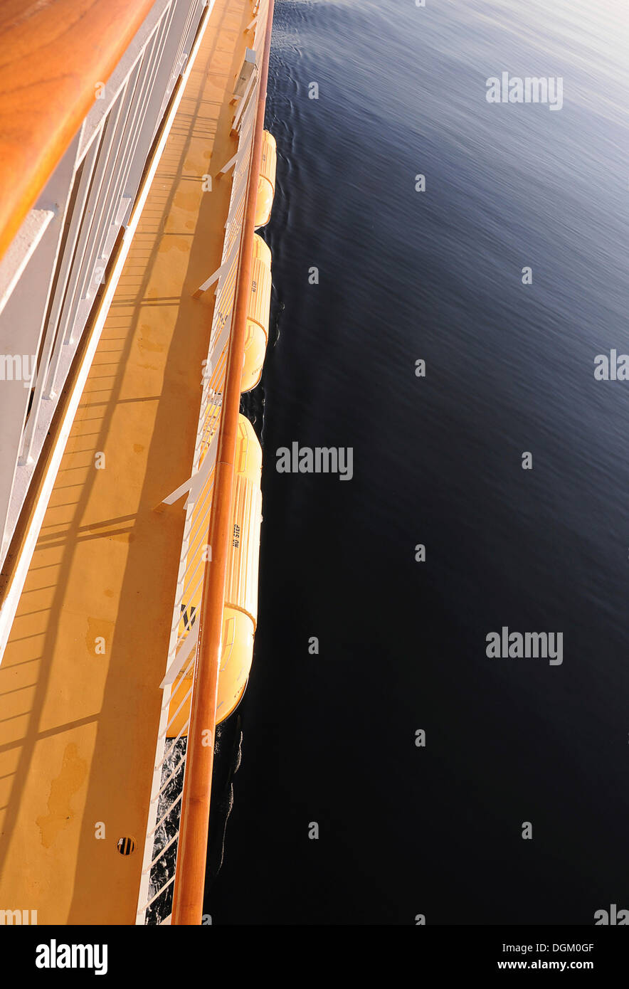 Ships rail hi-res stock photography and images - Alamy