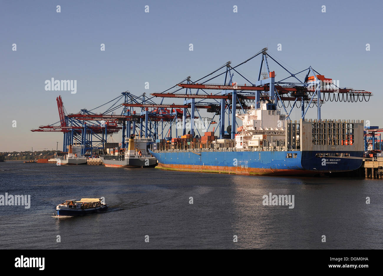 Container ships loading cargo port hi-res stock photography and images ...