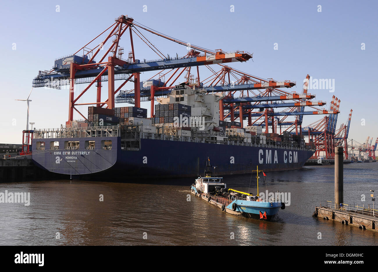 Container ships loading cargo port hi-res stock photography and images ...