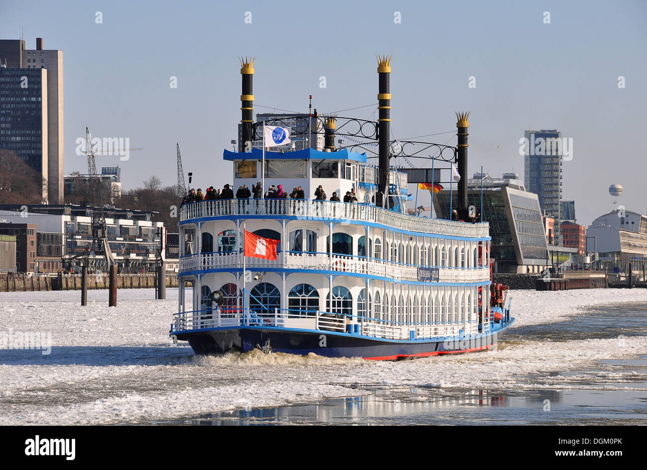 Steamships in port hi-res stock photography and images - Alamy