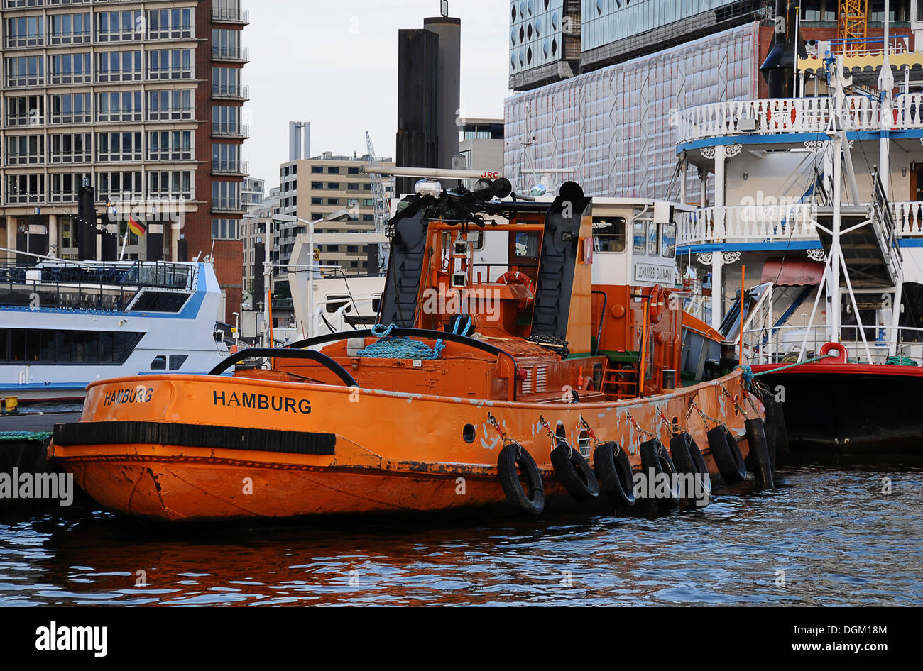 Tug boat port hamburg hi-res stock photography and images - Alamy
