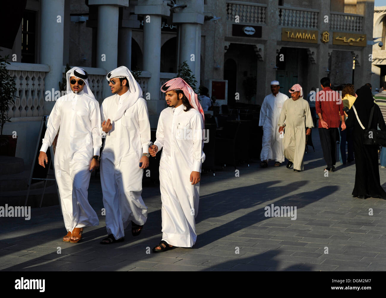 Qatari people souq waqif doha hi-res stock photography and images - Alamy