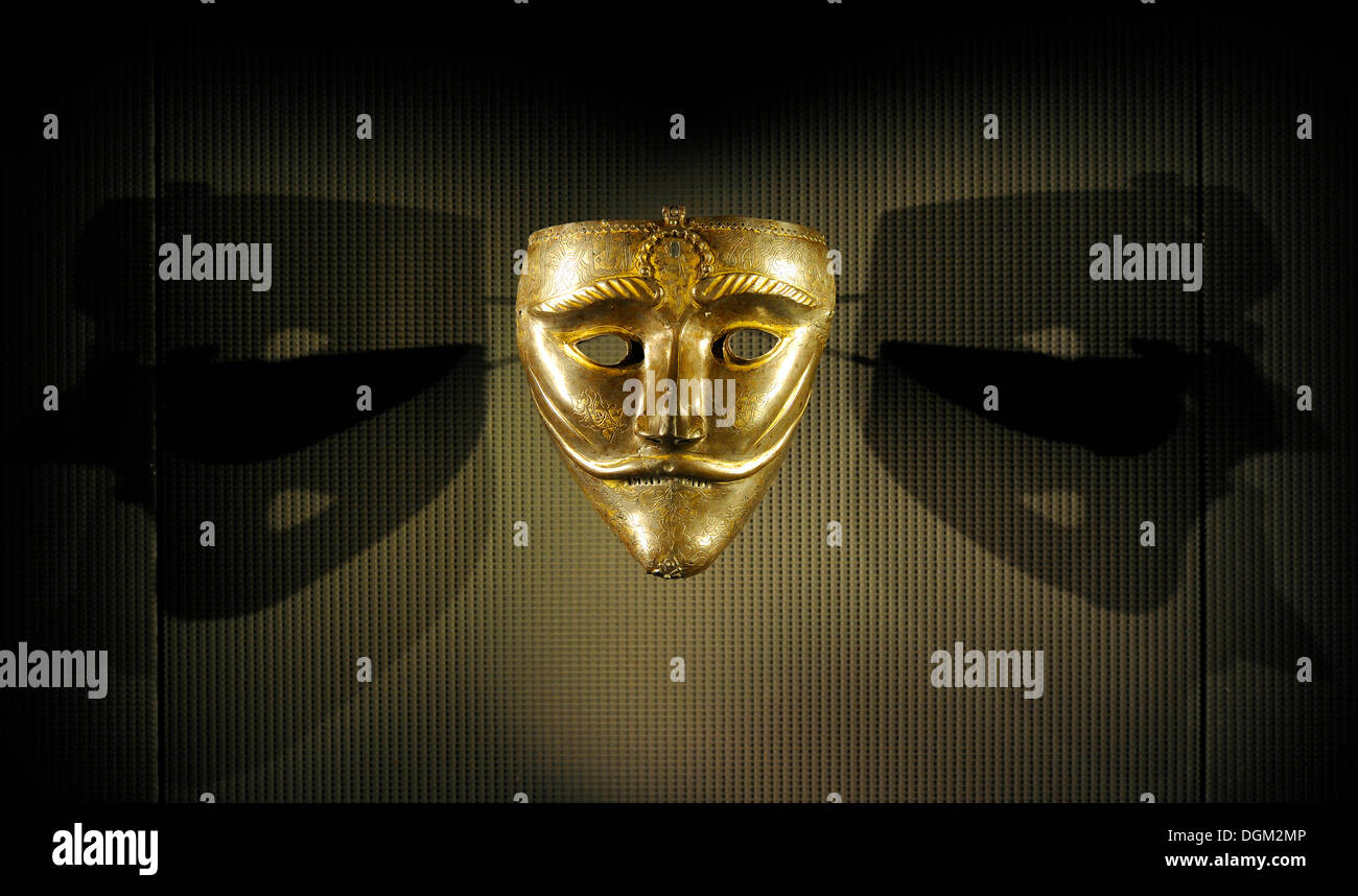 Exhibit, war mask from the 15th Century, gold and steel, Museum of ...