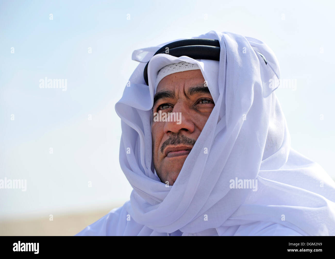 Traditional qatari dress hi-res stock photography and images - Alamy