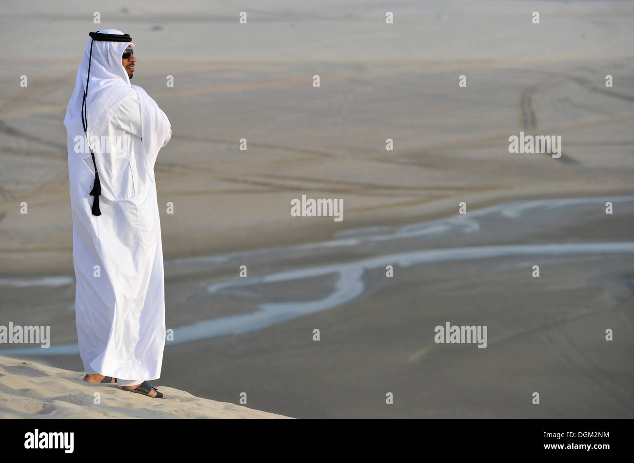 Qatari men in traditional dress hi-res stock photography and images - Alamy