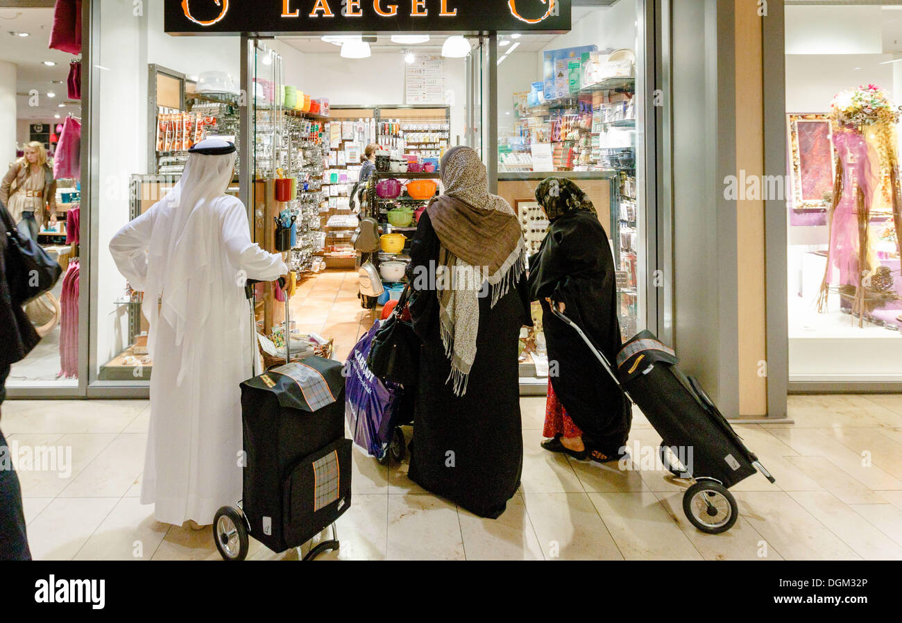 Arab customers stand at the 01.02.2013 in Hamburg's "Europa Passage" in ...