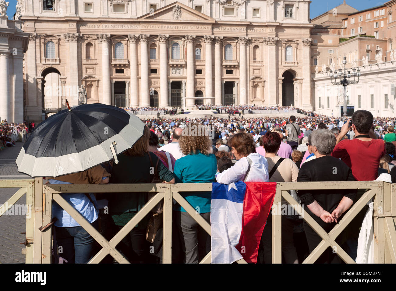 Pilgrims in St Peter's Square in the audience of Pope Francesco Stock Photo - Alamy