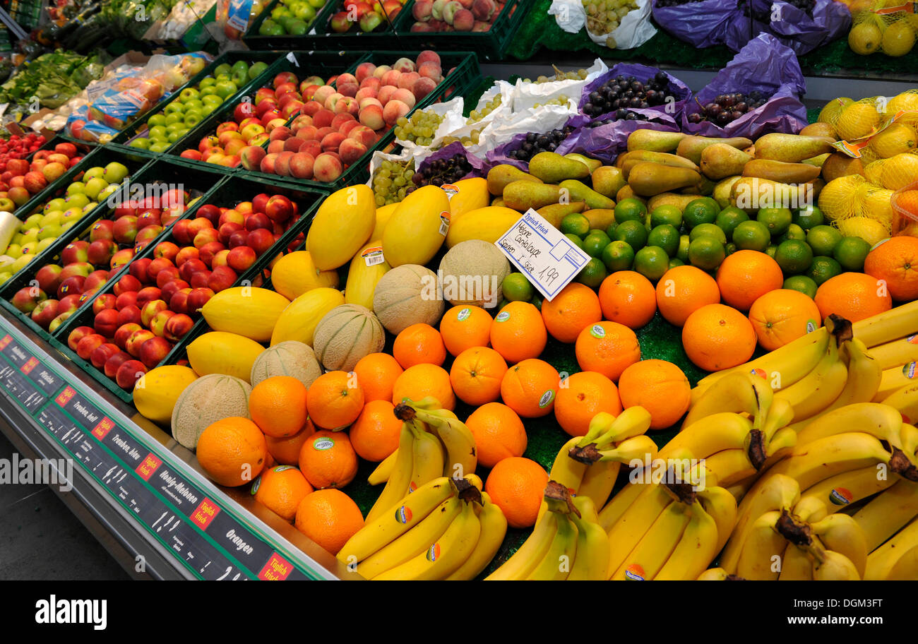 Fruit on display, food market, retail Stock Photo - Alamy