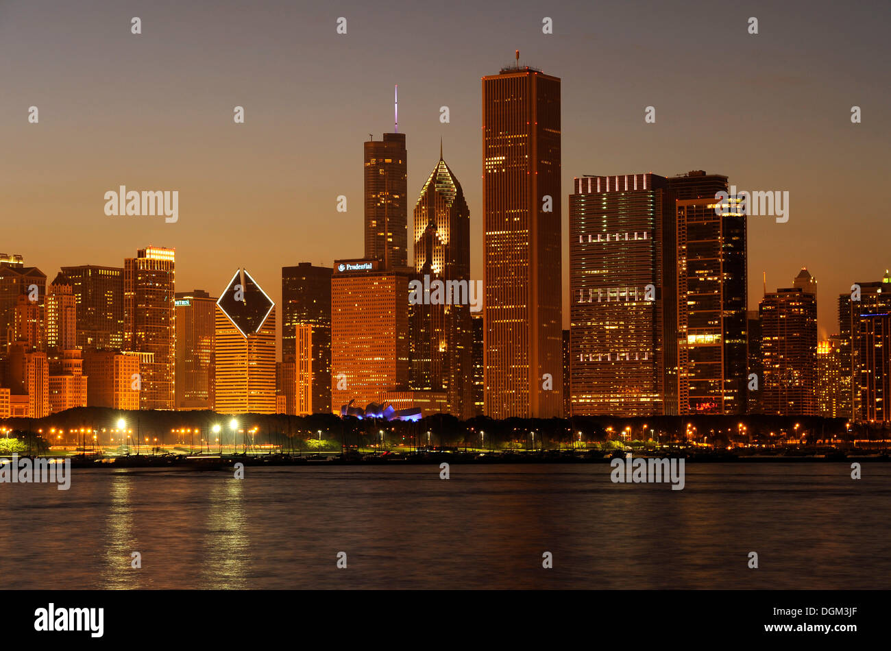 Night shot, Aon Center, Two Prudential Plaza, Trump Tower, Diamond ...