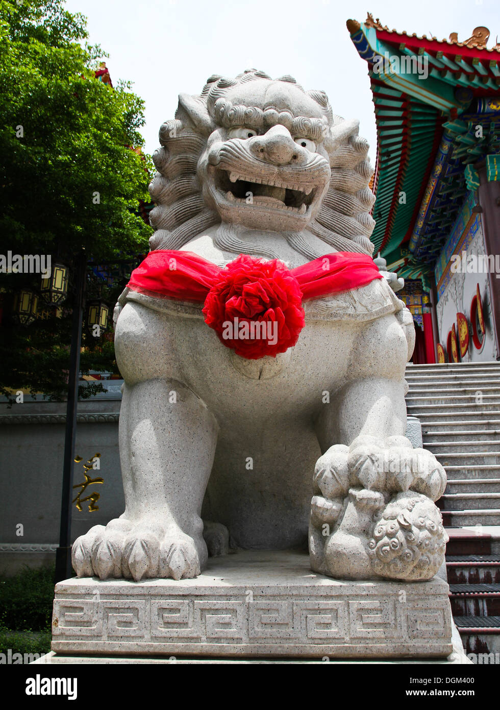 Chinese temple lion statue hi-res stock photography and images - Alamy