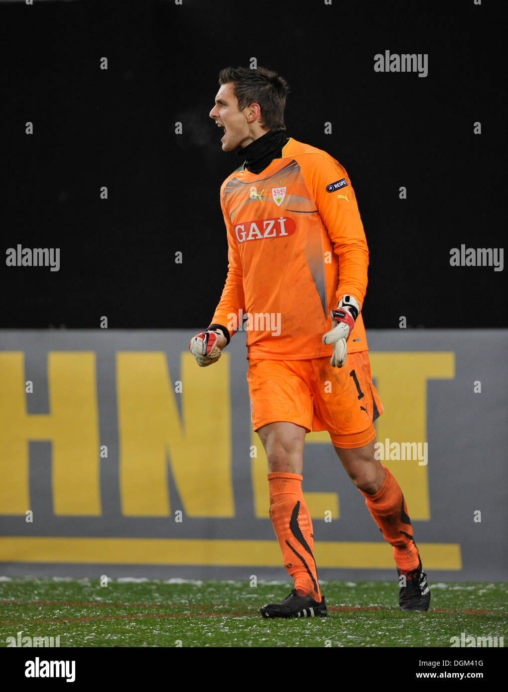 Goalkeeper Sven Ulrey, VfB Stuttgart, encouraging his team-mates Stock ...