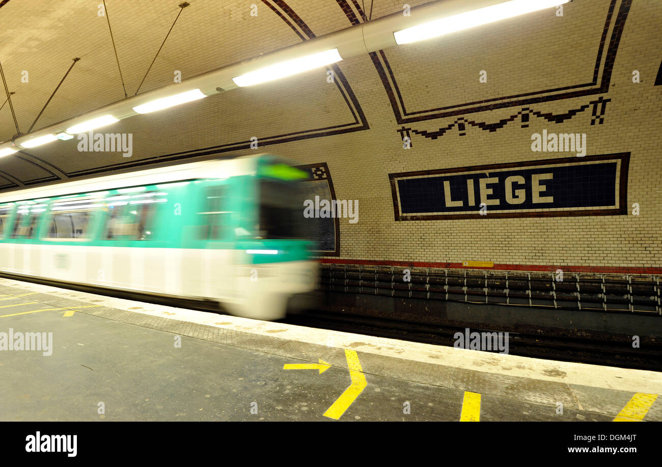 Inside paris metro platform hi-res stock photography and images - Alamy