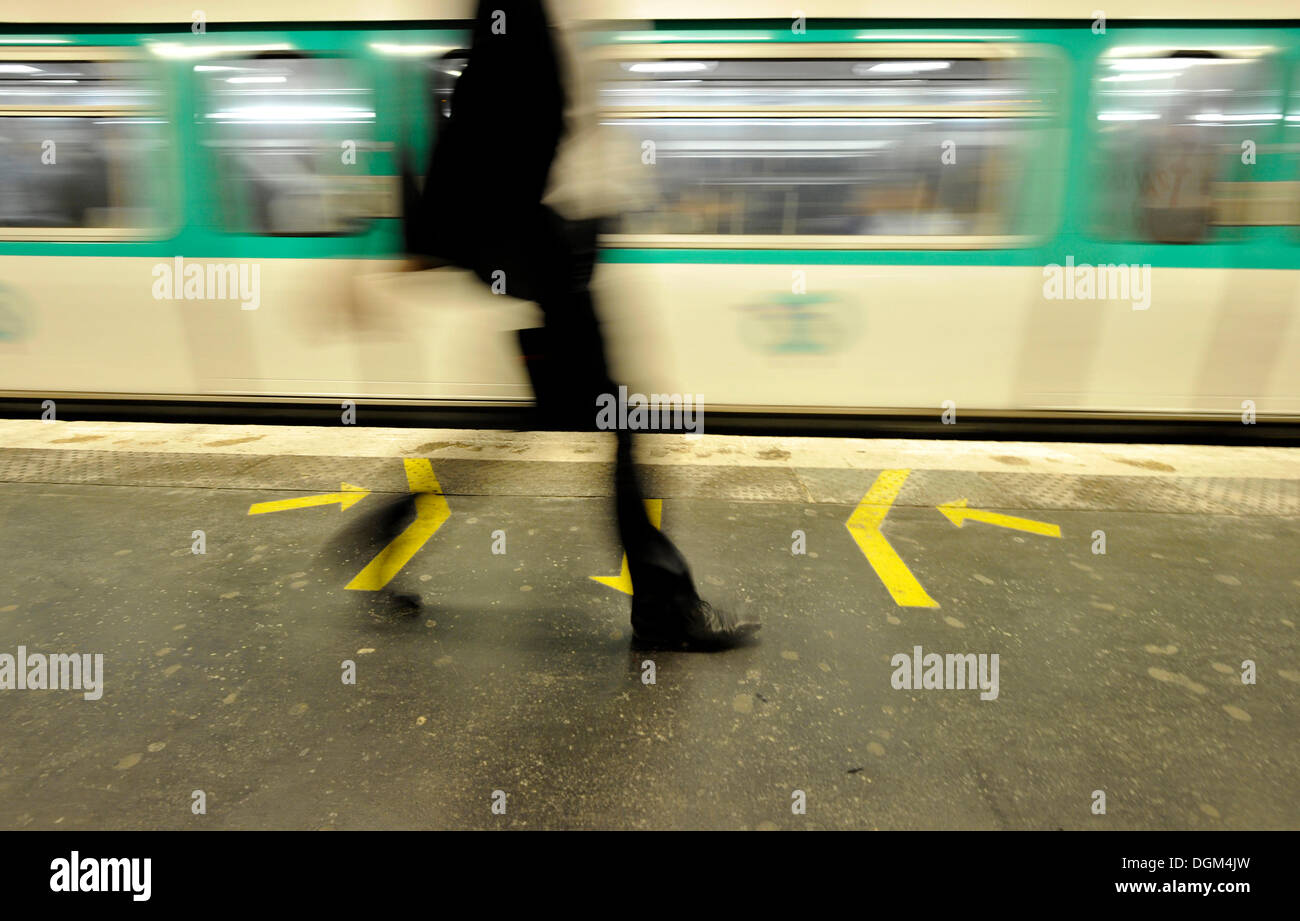 Inside paris metro platform hi-res stock photography and images - Alamy