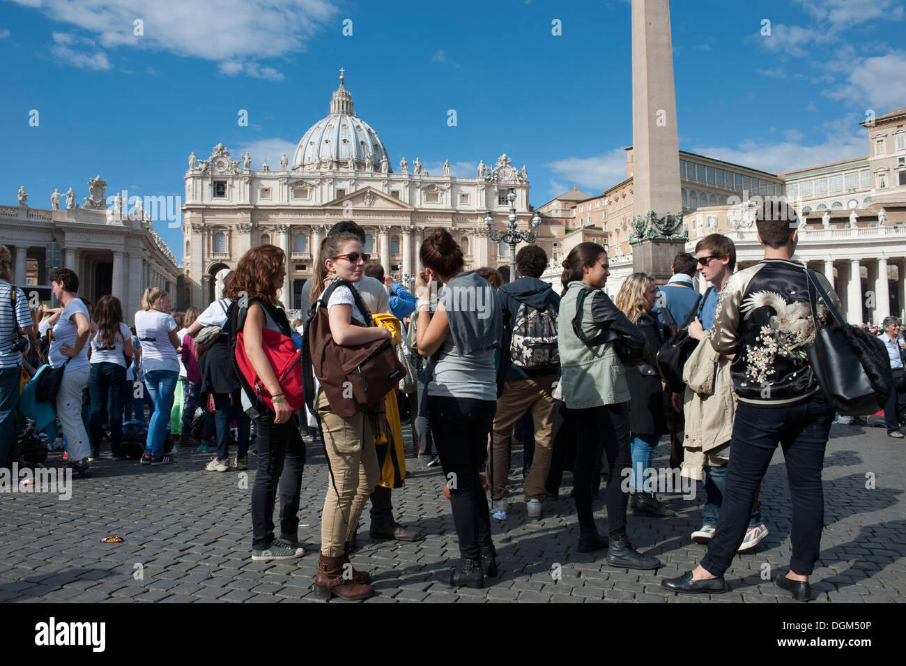 Pilgrims in St Peter's Square in the audience of Pope Francesco Stock ...