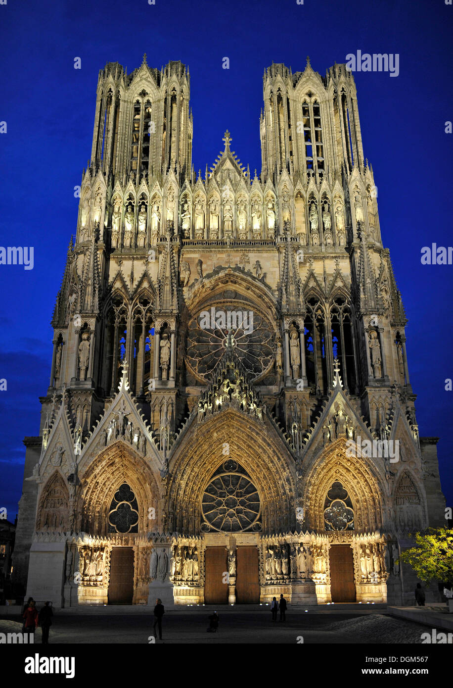 Night view, west facade, Cathedral of Notre-Dame, Unesco World Heritage ...