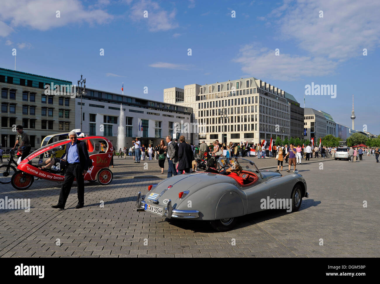 Hustle and bustle hi-res stock photography and images - Alamy