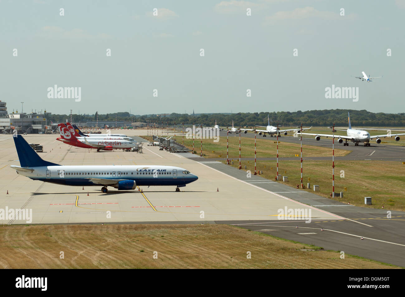 Aircraft taxiing hi-res stock photography and images - Alamy