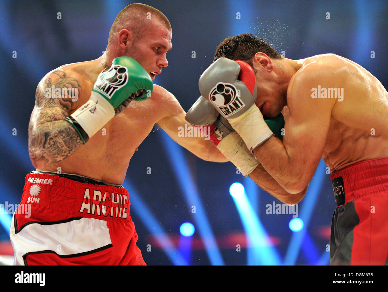 Two boxers fighting arena hi-res stock photography and images - Alamy