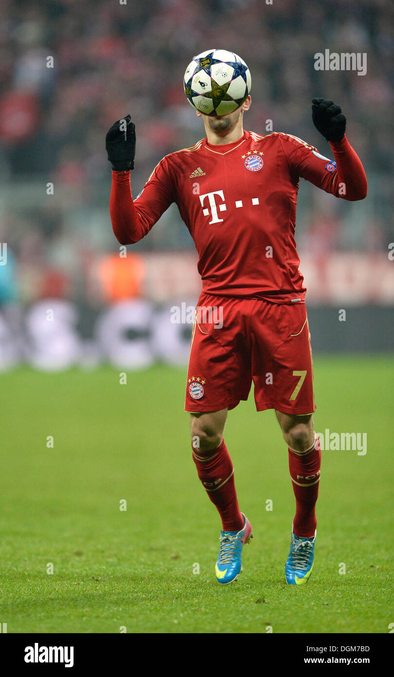 Franck Ribery, FC Bayern Muenchen, with the ball in front of his head ...