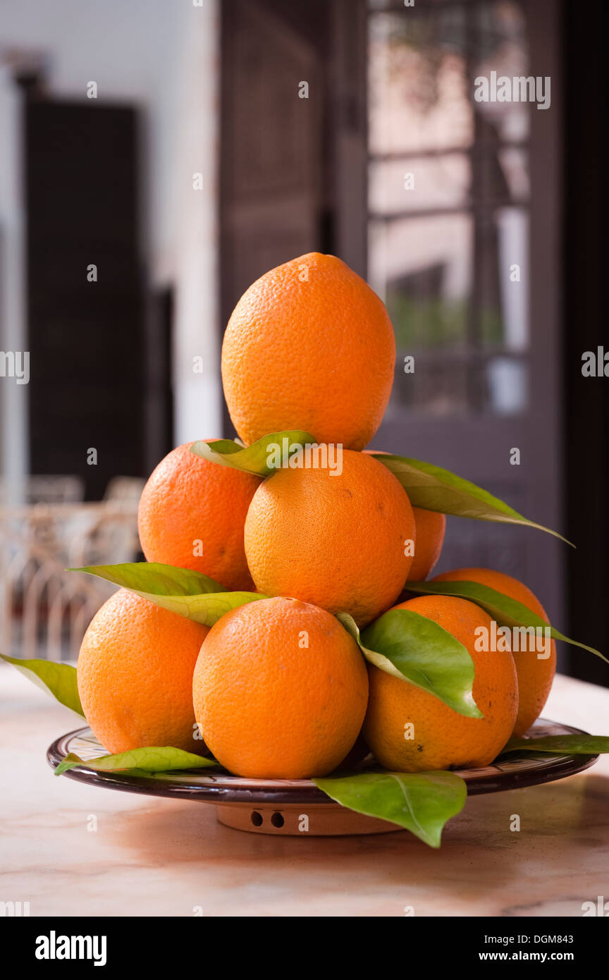 Pile of Moroccan oranges on ceramic dish Stock Photo - Alamy
