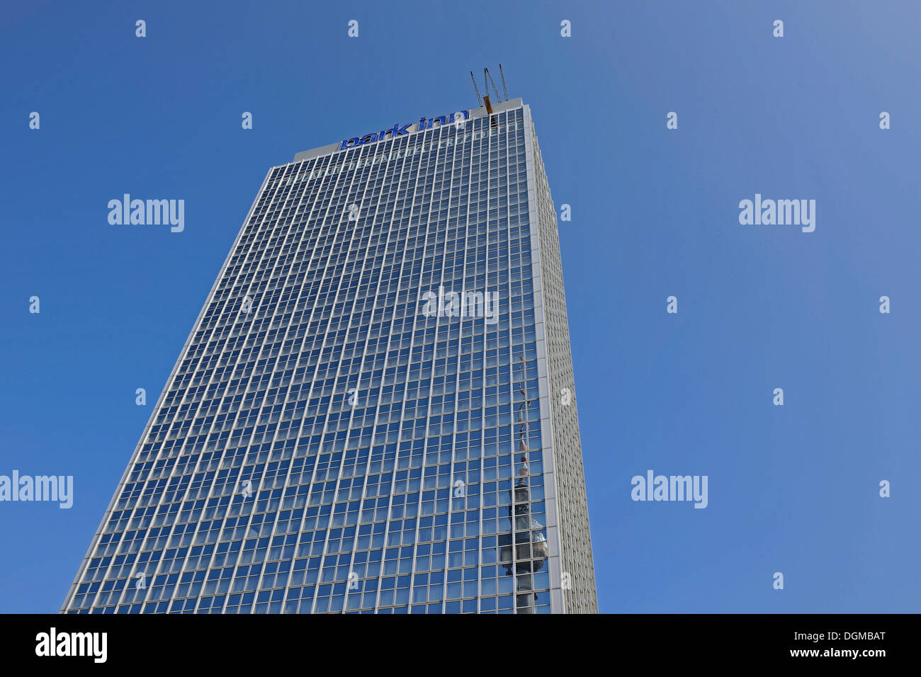 Sky and high rise building tourism hi-res stock photography and images ...