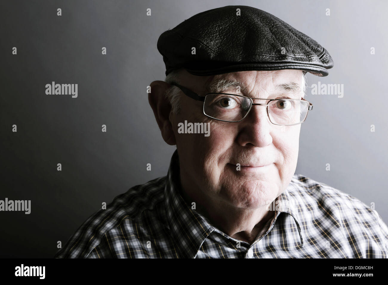 Old elder man men cap hi-res stock photography and images - Alamy