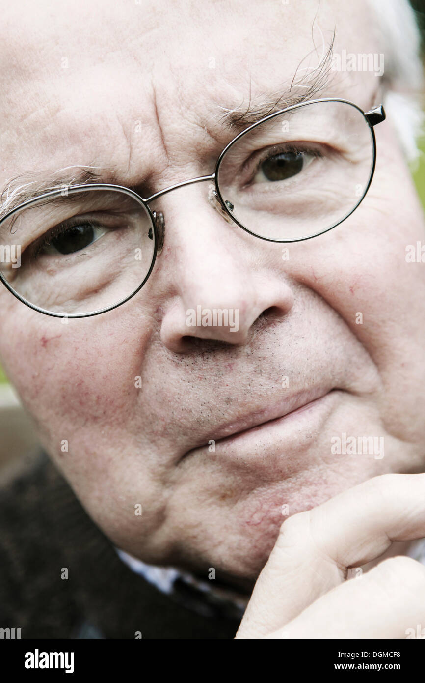 Old man wearing glasses hi-res stock photography and images - Alamy