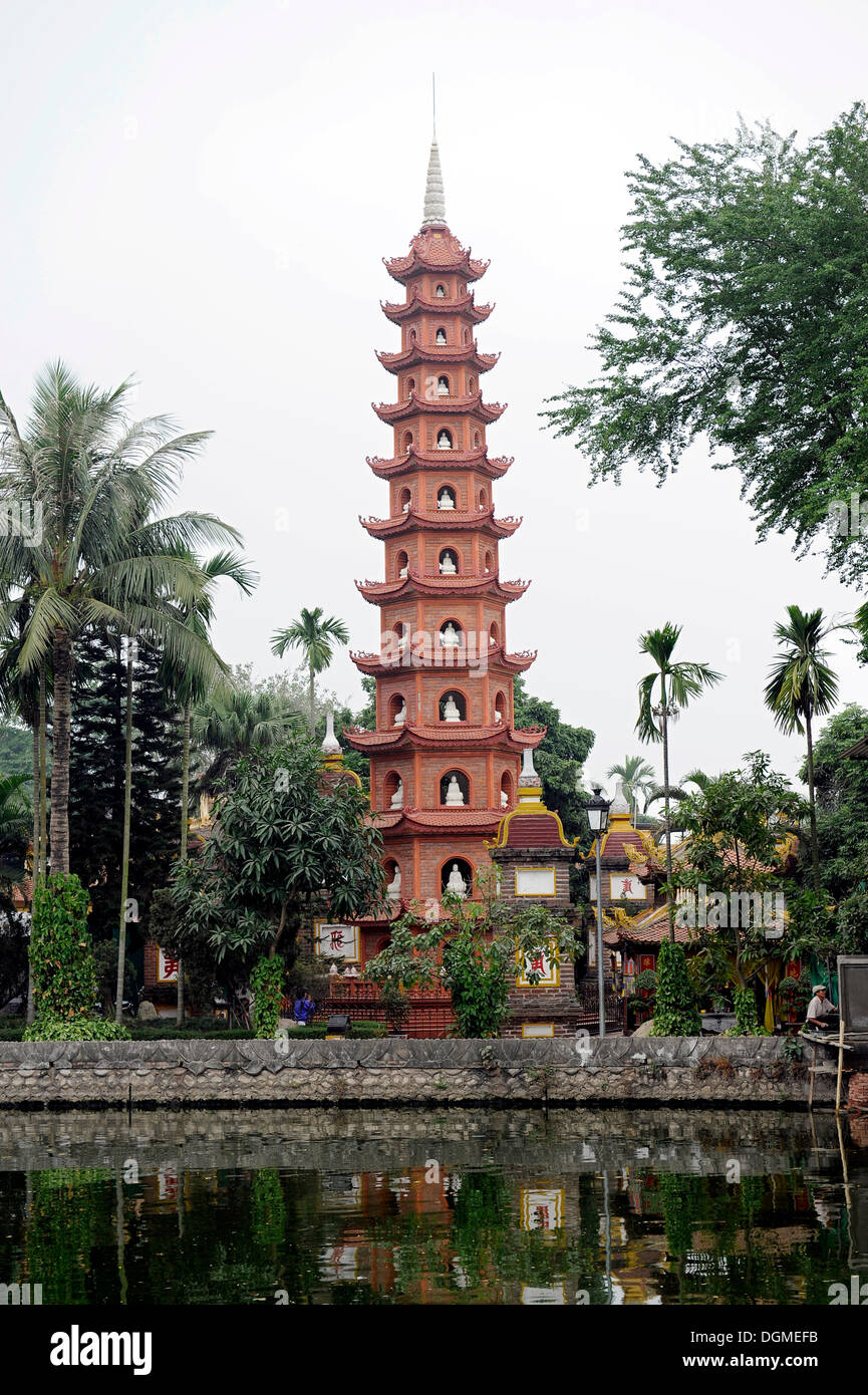 Tran quoc temple and pagoda hanoi hi-res stock photography and images ...
