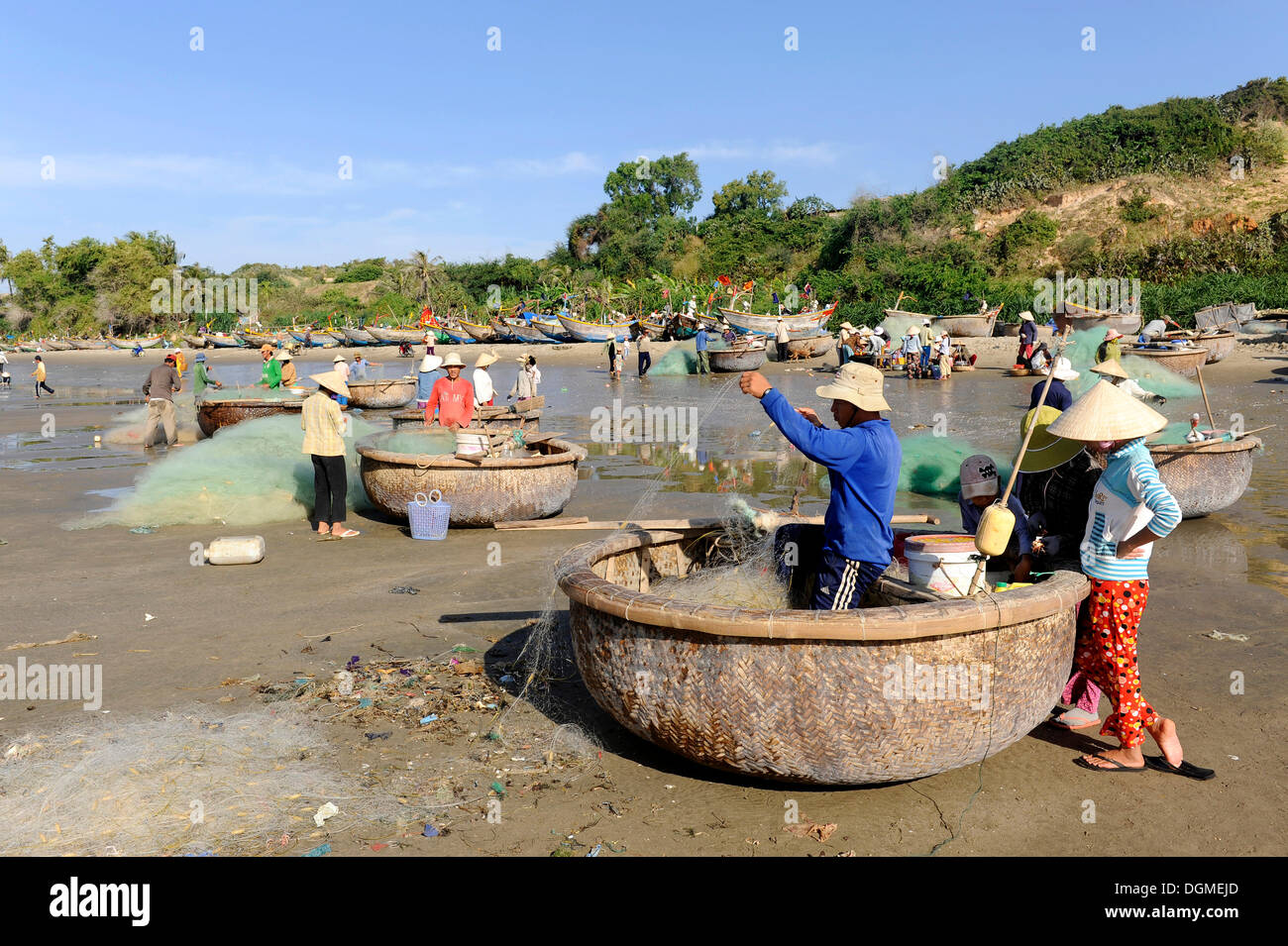 Coracles hi-res stock photography and images - Alamy