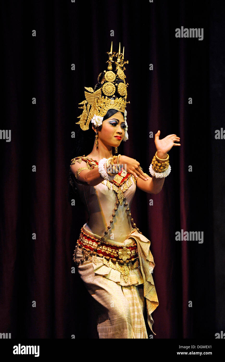 Apsara dance performance hi-res stock photography and images - Alamy